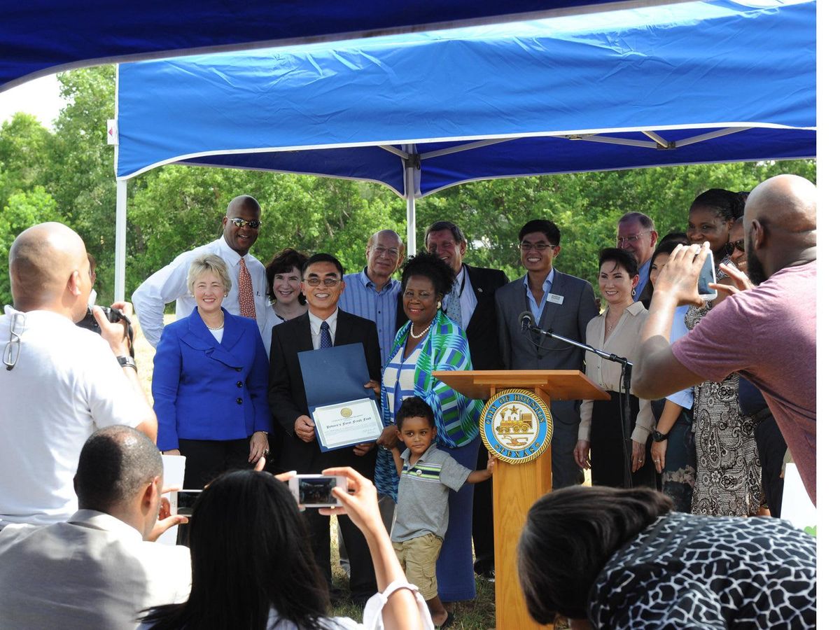 Mayor Annise Parker stands with Pyburn's owner John Vuong ...