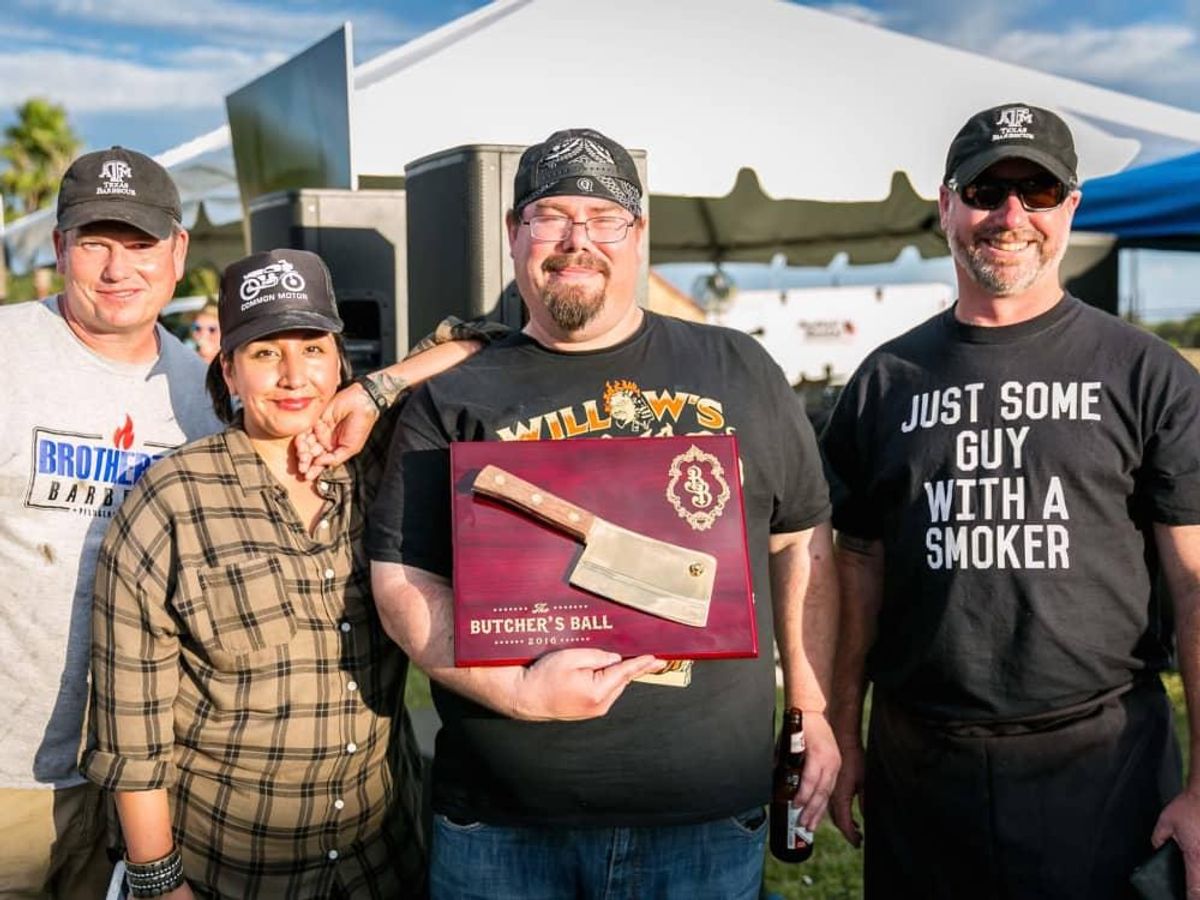 Willow Villareal, center, with Russel Roegels, right, and the winning ...