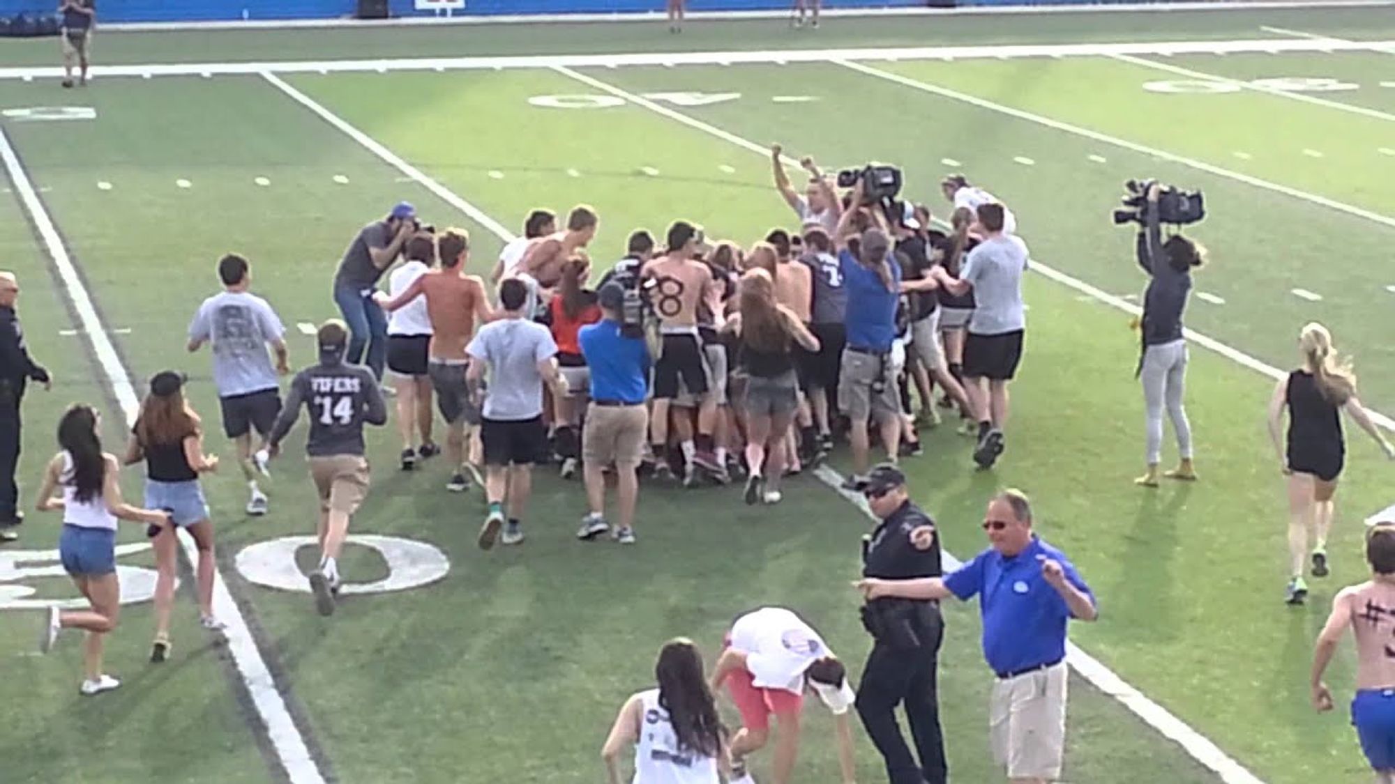 Outrageous video of police officer tripping Texas high school students ...