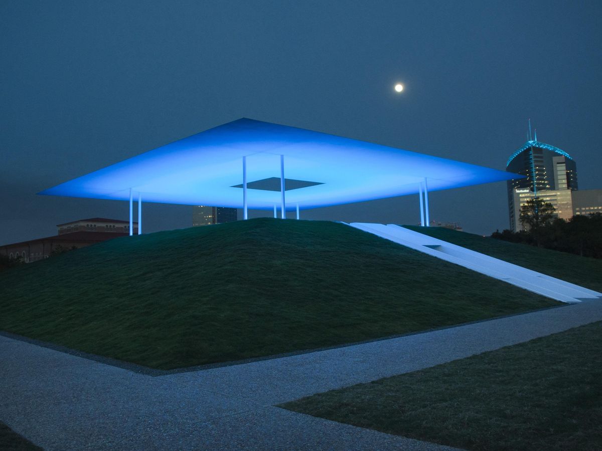 The James Turrell "Twilight Epiphany" Skyspace offers two light ...