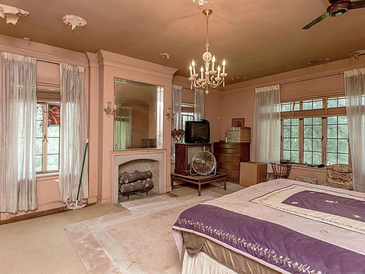 A bedroom in the Weingarten mansion. - CultureMap Houston