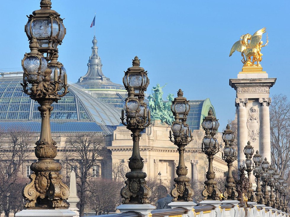 With love from Paris, romantics lock up a controversial new tradition ...