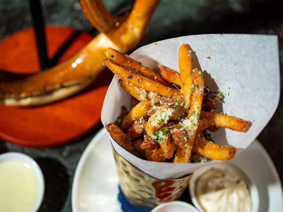 Houston's sophisticated new sports bar sets opening date in Uptown Park ...